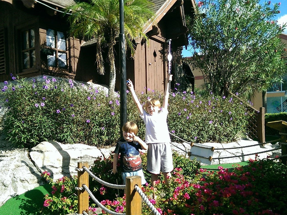 4 Excellent Benefits of Playing Mini Golf With Your Kids